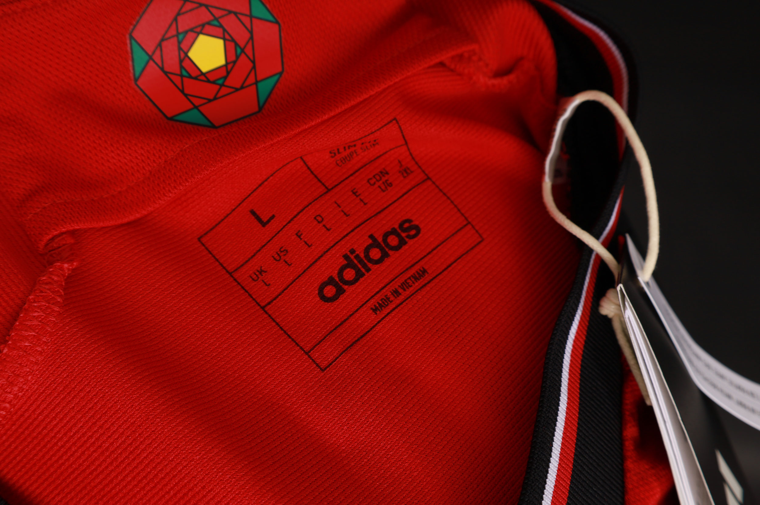 2023-24 Manchester United Home Kit MAINOO#37 with Autograph